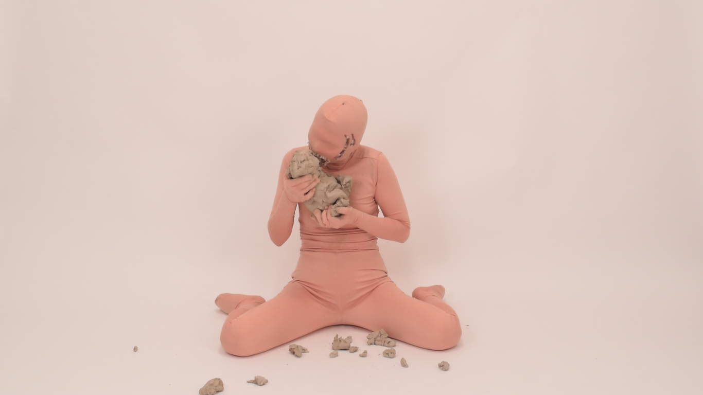 EU, A CASCA E A COISA, captura da performance de Monique Huerta. – Philos